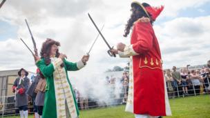 Sham Fight draws thousands to Scarva parade - BBC News