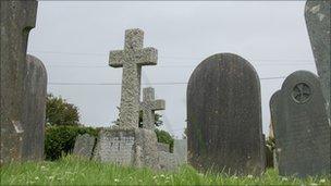Kirk backs 'grave stacking' plan - BBC News