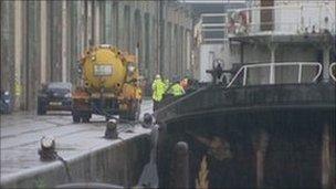 Oil leak in Huskisson Dock on River Mersey - BBC News