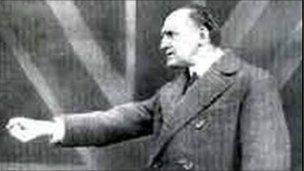 Carson, the hurler on the plinth - BBC News