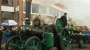 Fred Dibnah's steam engine naming honour in Mobberley - BBC News