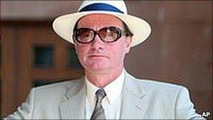 Shakespeare folio dealer Raymond Scott killed himself - BBC News