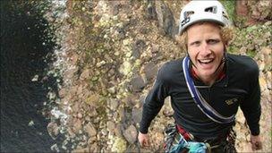 Live TV attempt climber's battles with storms and birds - BBC News