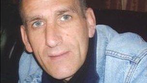 Father-of-three given life sentence for stabbing - BBC News