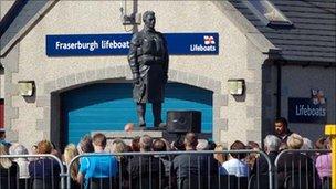 Lifeboat crewmen memorial unveiled in Fraserburgh - BBC News
