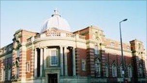 Blackpool Central Library closes for refurbishment - BBC News