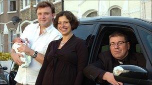 London cabbie helps deliver baby in his taxi - BBC News