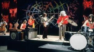 ELO's Mike Edwards killed by hay bale in freak crash - BBC News