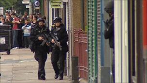 Man arrested after Glasgow 'grenade siege' - BBC News