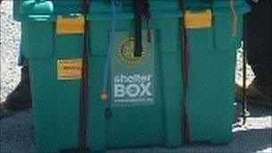 Teams carry full survival ShelterBox over Dartmoor - BBC News