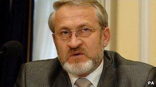 Chechen separatist Akhmed Zakayev arrives in Poland - BBC News