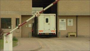 HMP Bullingdon inspection: Pillowcase used on prisoner - BBC News