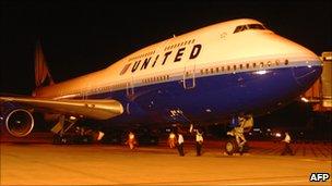 US airlines United and Continental create global leader - BBC News