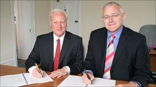 Dorset councils set for new joint chief executive - BBC News