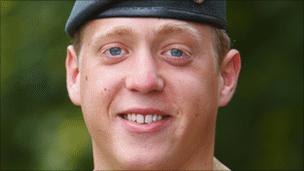 Award for army officer who captured Afghan bomb factory - BBC News