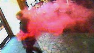 Bedford bank robber who was covered in red dye jailed - BBC News
