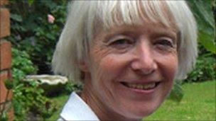 Canoeist finds missing woman's body in Nottingham river - BBC News