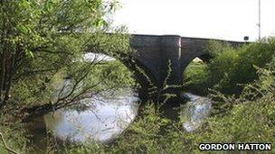 Restoration work for 1781 Skipton-on-Swale bridge - BBC News