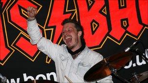 Drummer Stuart Cable's death 'after heavy drinking' - BBC News