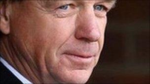 Freedom of Hereford for Shrewsbury football boss Turner - BBC News