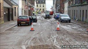 Flood families in Stonehaven still awaiting home return - BBC News