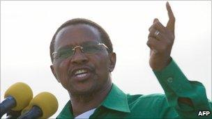 Tanzania election: Jakaya Kikwete re-elected president - BBC News