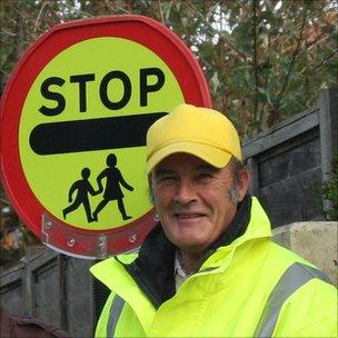 Eastbourne taxi firm sponsors schools' lollipop man - BBC News