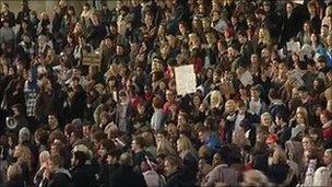 Leeds students join fees protest over tuition fees - BBC News