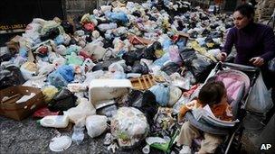 Naples rubbish crisis: EU warns Italy of big fines - BBC News