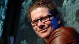 Artist wins Finland's answer to Turner Prize - BBC News