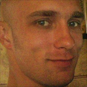 Kent parents' plea for return of missing Matthew Green - BBC News