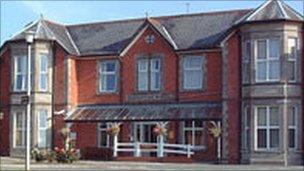 Health centre replaces Builth Wells community hospital - BBC News