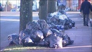 Workers help clear Birmingham waste collection backlog - BBC News