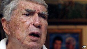 Cuba militant Luis Posada Carriles on trial in US - BBC News