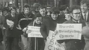 Welsh 'becoming symbolic rather than living language' - BBC News