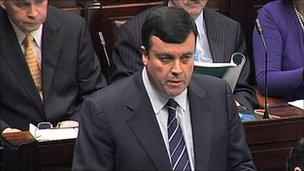 Brian Lenihan silent on confidence vote intention - BBC News