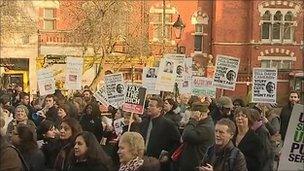 Protest over Leicester City Council savings plan - BBC News