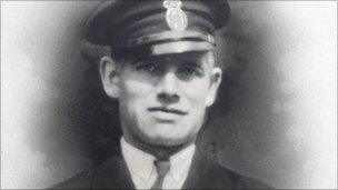 Dorset coastguard gallantry medal given to navy museum - BBC News