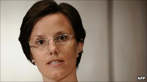 Iran summons US hiker Sarah Shourd for spying trial - BBC News