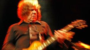 Guitarist Gary Moore 'died of heart attack' - BBC News