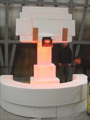 Tech Know: Carving an atomic bomb - BBC News