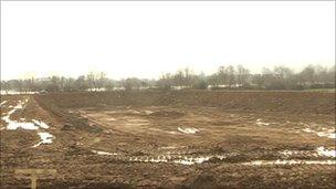 Slurry pit plans in Oxfordshire raise health concerns - BBC News