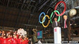 First London 2012 Olympic rings unveiled - BBC News