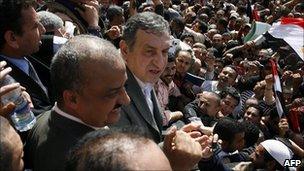 New Egyptian cabinet takes oath of office - BBC News