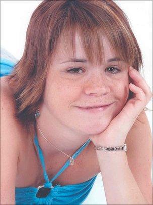 Ffion Roberts murder case: 'Partial DNA match' on scarf - BBC News