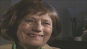 Blue plaque at Devon home of WWII spy Eileen Nearne - BBC News