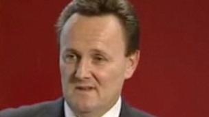 Welsh commissioner criticises education standards - BBC News