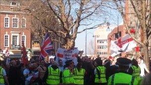 EDL hold protest in Reading over mosque plans - BBC News