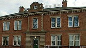 Nottingham University saves DH Lawrence centre - BBC News