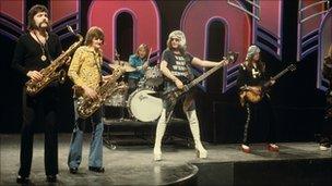 Mott the Hoople return to Hereford for film premiere - BBC News